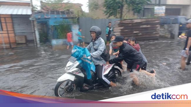 Dorong Motor, Warga Raup Rezeki di Banjir Kopo Sayati Bandung