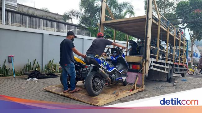 Terjaring Razia, 100 Motor Berknalpot Bising Diangkut Polisi