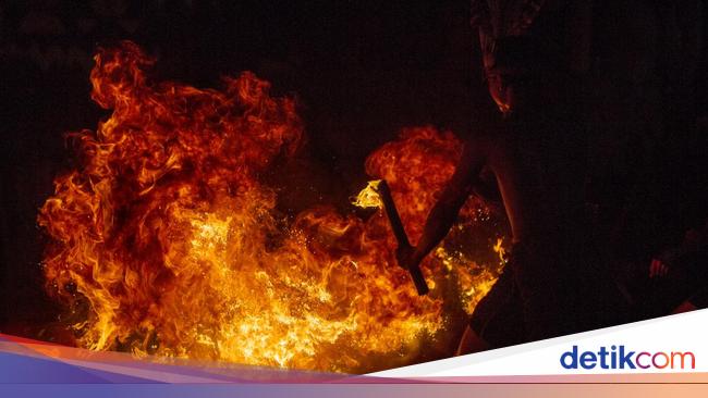 Melihat Atraksi Api dalam Pentas Seni Dayak