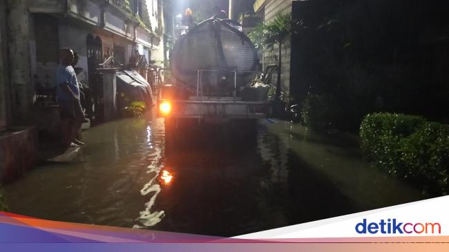 Pemkot Surabaya Sedot Banjir dari Gang-gang di Wiyung