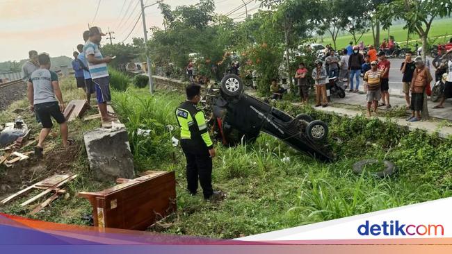 Pikap di Bojonegoro Terseret 15 Meter Setelah Tertabrak KA, Satu Orang Tewas