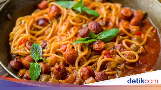 Resep Spaghetti Saus Tomat Sosis yang Segar Gurihnya Mantul