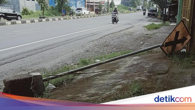 Lapur! Papan Rambu di Simpang Empat Sub Terminal Delanggu Ambruk