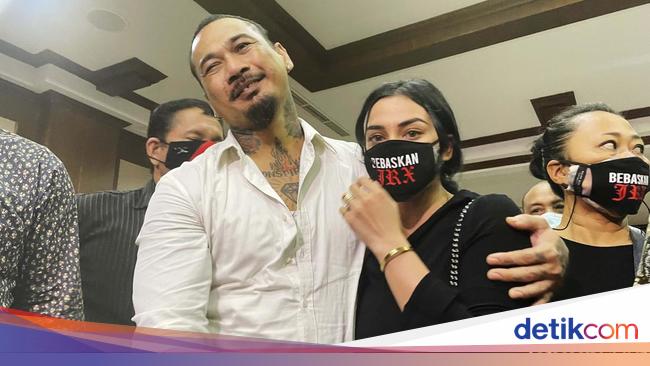 Jerinx SID Bebas Cuti Bersyarat Hari Ini usai Dijamin Istri Jerinx SID Bebas Cuti Bersyarat Hari Ini usai Dijamin Istri