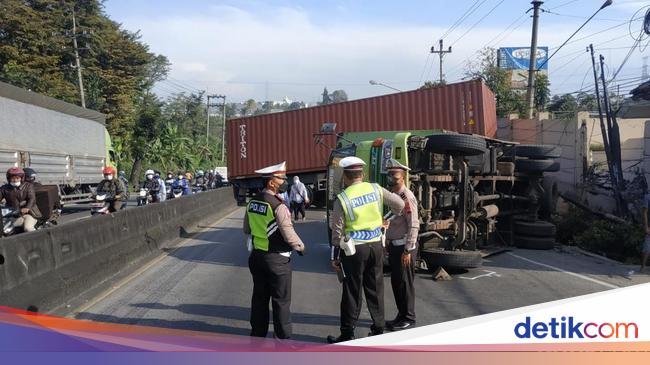 Kontainer Melintang di Tanjakan Cimory Bawen, Contraflow Diberlakukan