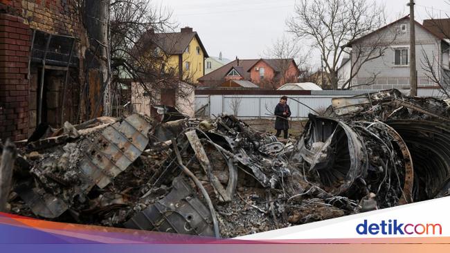 Di Tengah Serangan Rusia, Pesawat Tak Dikenal Tabrak Rumah di Kyiv