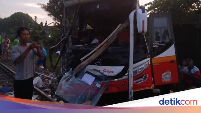 Bus Tertabrak Kereta Api Tewaskan 4 Orang Ganggu Jadwal Perjalanan KA