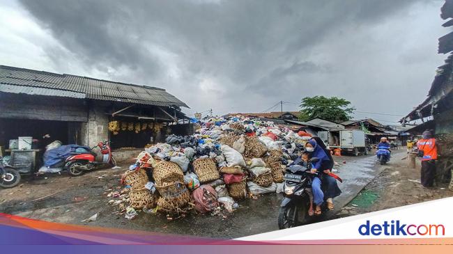 Jorok! Sampah Menumpuk di TPS Pasar Majalaya hingga Menghalangi Jalan