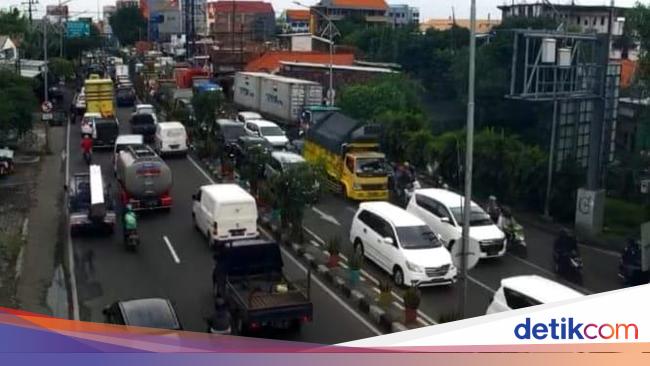 Hindari Kedurus-Gunungsari, Lalin Macet Dampak Buruh Konvoi Menuju Grahadi Hindari Kedurus-Gunungsari, Lalin Macet Dampak Buruh Konvoi Menuju Grahadi