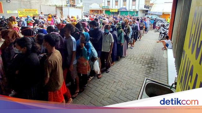Minyak Goreng Masih Langka, Warga Cibaduyut Rela Antre Sejak Pagi Minyak Goreng Masih Langka, Warga Cibaduyut Rela Antre Sejak Pagi