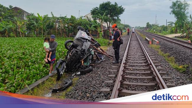 Penampakan Mobil Ringsek Tertabrak KA di Perlintasan Sebidang Lamongan