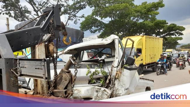 Pikap Tabrak Pembatas Jalan di Sumedang, 1 Tewas dan 3 Luka Berat
