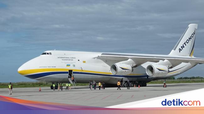 Pesawat Kargo Terbesar di Dunia Mendarat di Bandara Kertajati