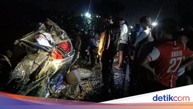 Mobil Tertabrak KA di Perlintasan Tanpa Palang Pintu Lamongan, Sopir Selamat