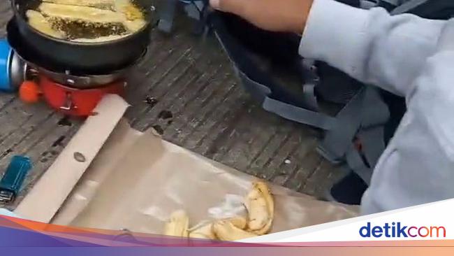 Terjebak Macet 12 Jam di Puncak, Orang Ini Asyik Goreng Pisang di Pinggir Jalan