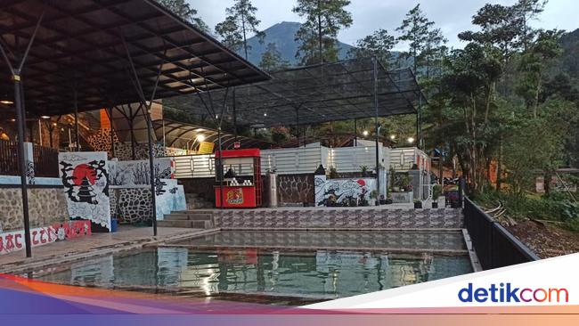 Menikmati Sensasi Berendam Air Panas di Jacuzzi Kaki Gunung Welirang Sore Hari