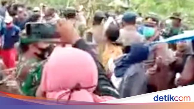 Ricuh Tambang Sultra Diwarnai Emak-emak Buka Baju Bikin Warga Renggang