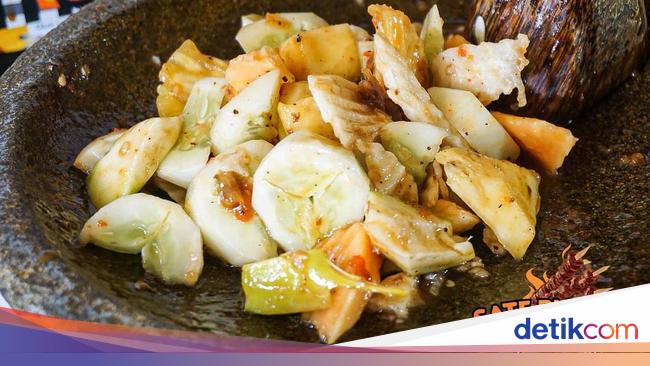 Gurih Segar Rujak Buah yang Diguyur Kuah Pindang, Sudah Coba?