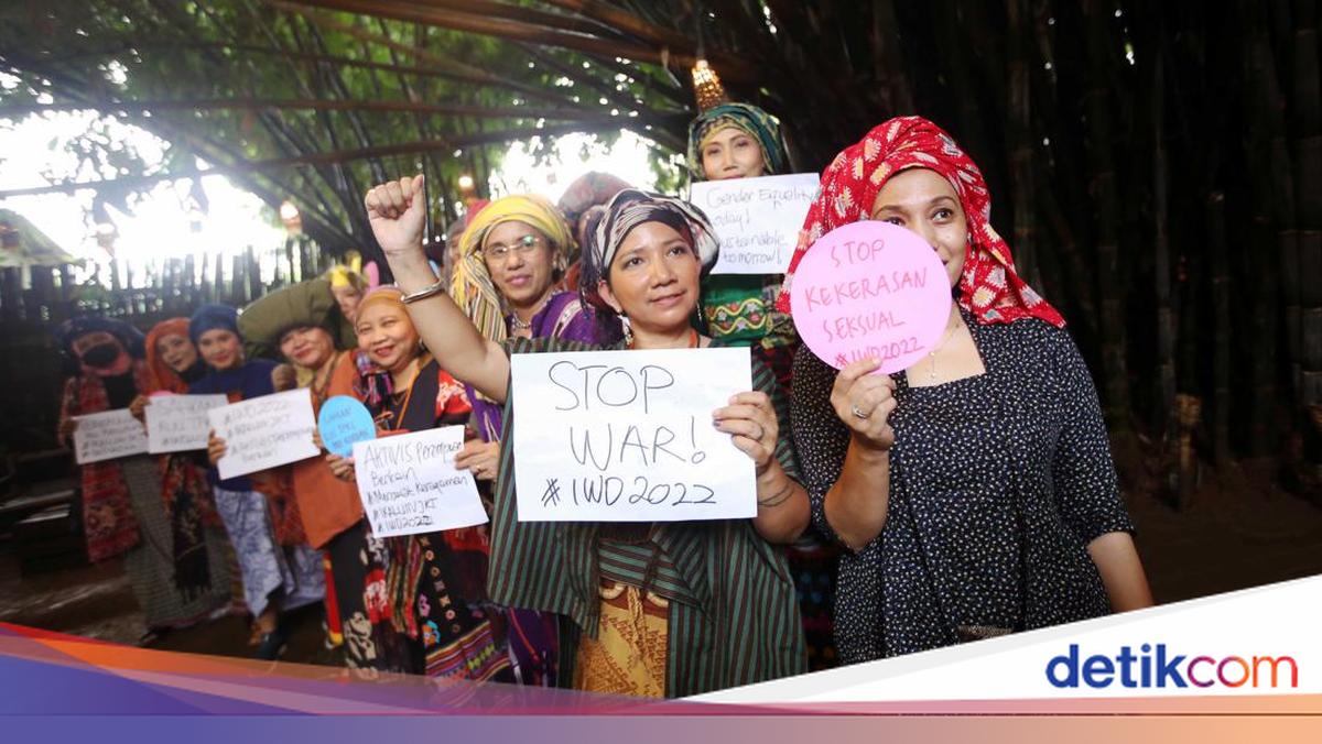 Aktivis Perempuan Berkain Peringati International Women Day