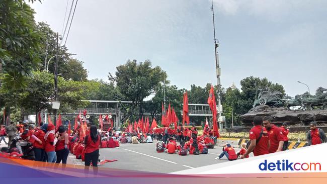 Ada Demo Buruh, Jalan Medan Merdeka Barat Jakpus Ditutup
