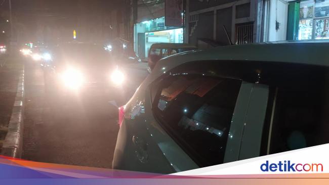 Pabrik Sepatu di Sidoarjo Terbakar, Arus Lalin Wadungasri Macet Total