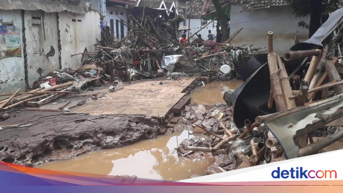 Sebuah Rumah Rata dengan Tanah Tersapu Banjir di Pasuruan
