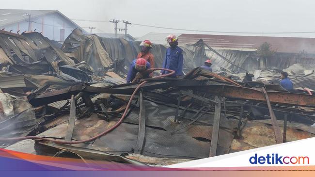 Penampakan Pabrik Sepatu di Sidoarjo Usai Terbakar Hebat Selama 6 Jam