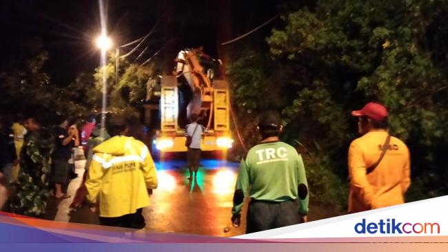 Alat Berat Didatangkan Buka Jalur Pacet-Trawas yang Tertutup Longsor Alat Berat Didatangkan Buka Jalur Pacet-Trawas yang Tertutup Longsor