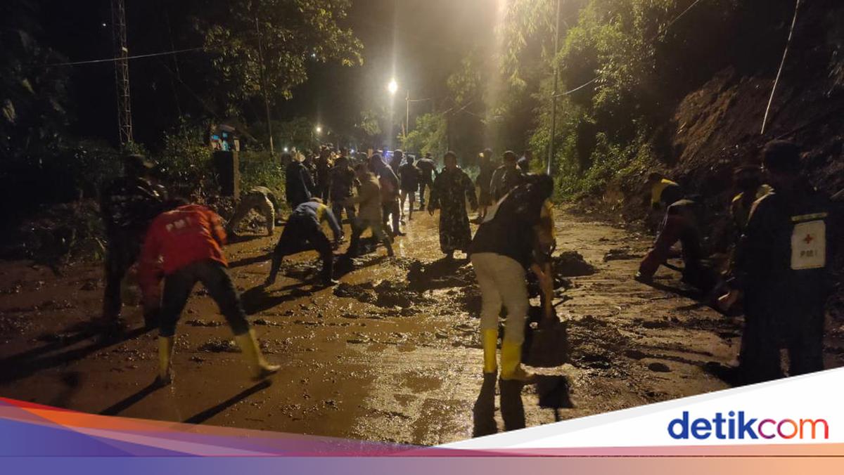 Material Longsor Dibersihkan, Jalur Pacet-Trawas Kembali Dibuka