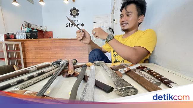 Kisah Kolektor Benda Pusaka di Pinrang Tukar Badik dengan Mobil Jeep Kisah Kolektor Benda Pusaka di Pinrang Tukar Badik dengan Mobil Jeep