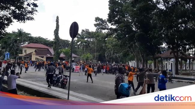 Ricuh Demo Tolak Tambang Nikel di Konkep, Satpol PP Dilempar Batu