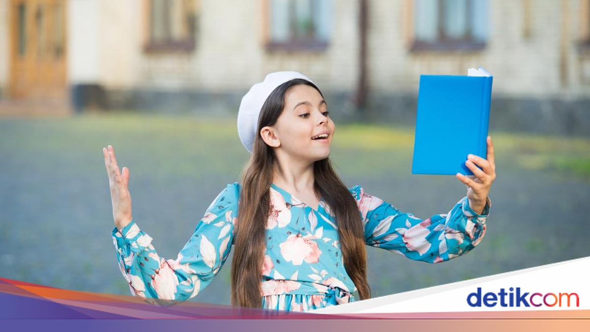 35 Contoh Puisi Pendek Berbagai Tema Lengkap dengan Penjelasannya