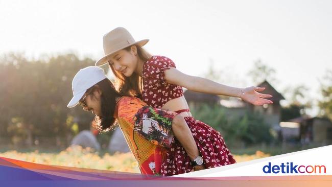 Kisah Tangmo Nida & Pacarnya yang Menangis Bawa Cincin Lamaran di Pemakaman