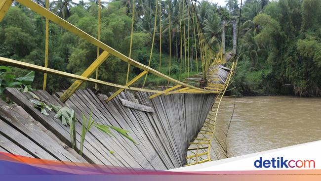 Jembatan Gantung Penghubung Antar Desa di Aceh Putus