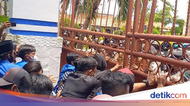 Demo PMII di Sampang Ricuh, Pagar Gedung DPRD Didobrak
