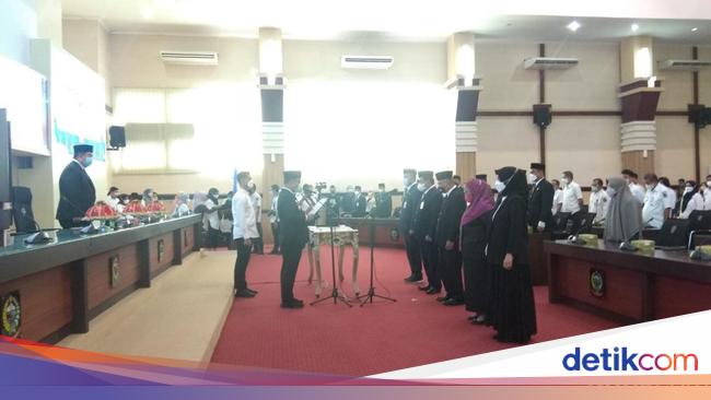 Gubernur Sulsel Lantik 8 Pejabat: 6 Kadis, 2 Eselon II Mundur ke Fungsional Gubernur Sulsel Lantik 8 Pejabat: 6 Kadis, 2 Eselon II Mundur ke Fungsional