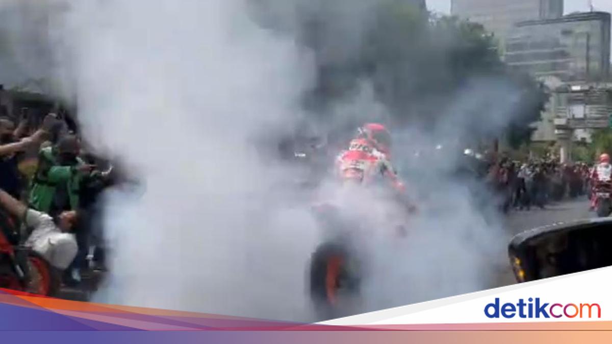 Cuma Rider MotoGP yang Berani 'Ugal-ugalan' Naik Motor di Depan Polisi