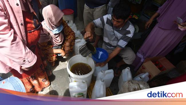 Antrean Minyak Goreng Curah Masih Terlihat di Palu Antrean Minyak Goreng Curah Masih Terlihat di Palu