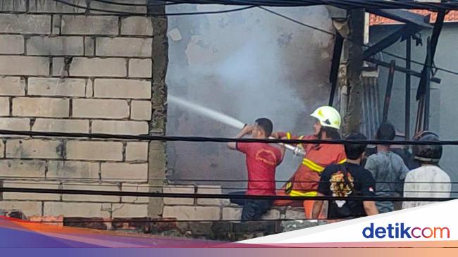 15 Rumah di Gambir Jakpus Terbakar, Diduga Akibat Korsleting Listrik
