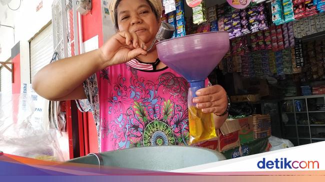 Migor Curah Langka di Kota Blitar, Pedagang Jual yang Kemasan Secara Eceran Migor Curah Langka di Kota Blitar, Pedagang Jual yang Kemasan Secara Eceran