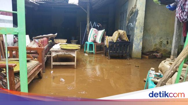 Banjir di Carita Pandeglang Mulai Surut, Warga Bersihkan Rumah dari Lumpur Banjir di Carita Pandeglang Mulai Surut, Warga Bersihkan Rumah dari Lumpur