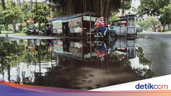 Awet, Genangan Air Mirip Comberan di Simpang 3 Basin-Gayamprit Klaten
