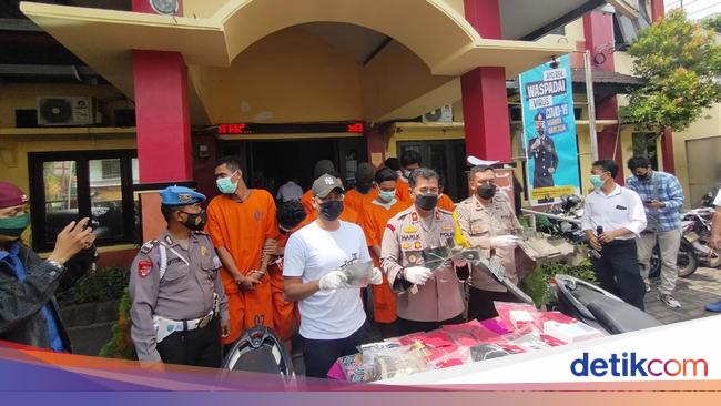 Komplotan Begal Sadis di Surabaya Dibekuk Komplotan Begal Sadis di Surabaya Dibekuk