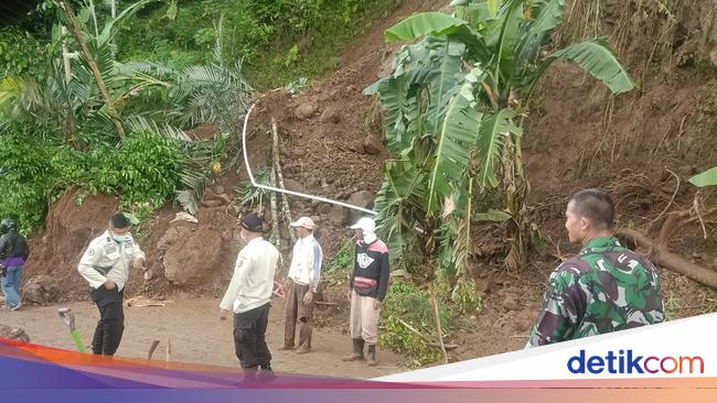 Tebing 20 Meter Longsor Tutup Jalur Alternatif Menuju Dieng