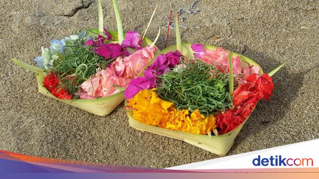 Canang Adalah: Sejarah, Fungsi, dan Bentuknya