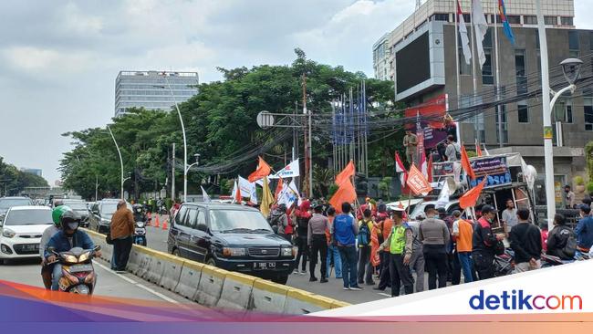Demo di Kemendag Tutup Sebagian Jl Ridwan Rais, Kendaraan Lewati Busway