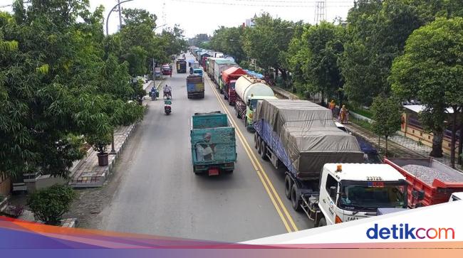 Jalur Pantura Macet Parah, Titik Kemacetan di Rembang hingga Tugu Adipura