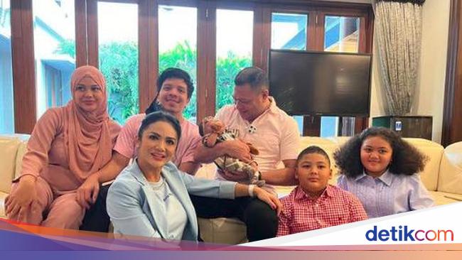 Adem! 10 Momen Kebersamaan Raul Lemos Gendong Anak Atta-Aurel