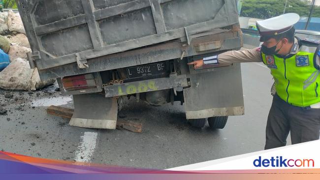 Truk Terguling di KM 9 Tol Satelit-Waru Muat Batu Bara