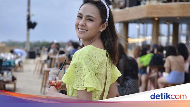 Angie Ang, Presenter Cantik MotoGP Mandalika Hobi Nongkrong di Kafe